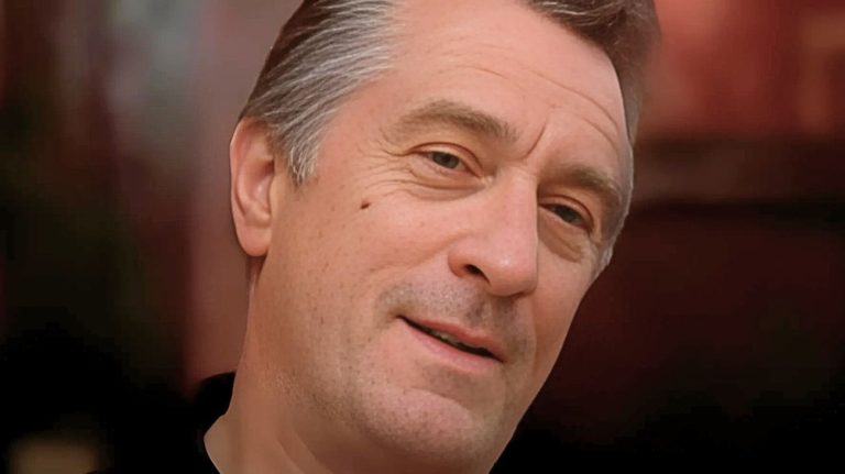 Netflix, recupera il film con De Niro che profetizzava TikTok vent'anni prima: pietra miliare ...